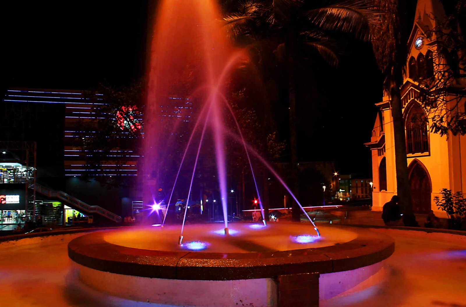 Iluminación fuentes Parque Caldas, Fundadores y Benjamín López ...